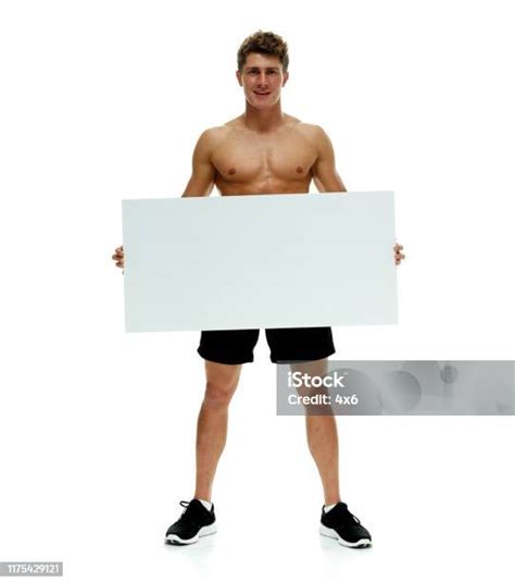 전체 길이1인1인정면2029세 성인 잘생긴 사람들의 카메라를 보고 갈색 머리짧은 머리 코 카 서 스 남성젊은 남자 아나운서 실행조깅흰색 배경시원한 태도 앞에 서 가리키기에