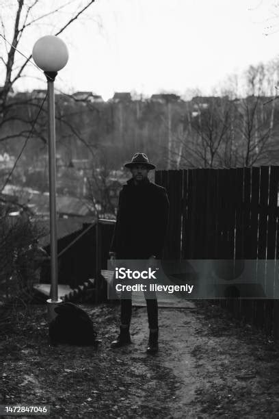 남성 초상화입니다 모자를 쓴 갈색 머리 남자와 숲의 코트 흑백 사진 느와르 탐정 감시에 대한 스톡 사진 및 기타 이미지 감시 개념 거리 Istock