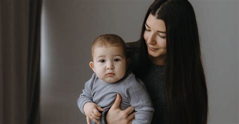 베이비 스마일 실내 가정 생활 가정에서 가족 감정적인 고요한 고요함 관계 껴안다 남자 아기 다정한 단란함 돌보다 모성 믿음 보육 보호