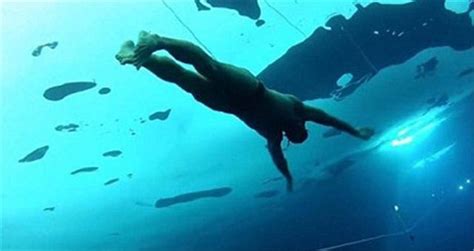 讓你換氣10次都贏不了男子能夠在水下憋氣20多分鐘 每日頭條