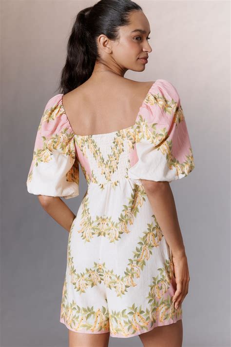 팜 리오 X 앤트로폴로지 V넥 퍼프 슬리브 리넨 블렌드 롬퍼 앤트로폴로지 한국 공식 스토어 유니크한 여성 패션 및 라이프스타일 편집샵 200개이상의 프리미엄 브랜드