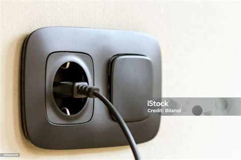 블랙 파워 코드 케이블 흰색 석고 벽에 유럽 벽 콘센트에 연결 0명에 대한 스톡 사진 및 기타 이미지 0명 배경 주제