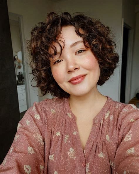 50 Short Curly Haircuts That Flatter Round Faces In 2026