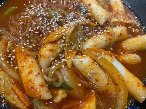 매콤하고 맛있는 한국 전통 음식 떡볶이와 쫄면 스톡 사진 Adobe Stock