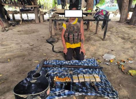 မြင်းခြံတွင် စစ်တပ်စခန်းကို တိုက်ခိုက်စဉ် လက်နက်တပ်ဆင်ထားသော အသက် ၁၃ နှစ်အရွယ် ကျည်ကာဝတ် ကလေးတစ