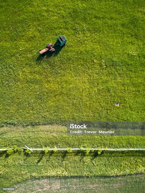 농부의 건초 필드에서 포장기 공중 무인 항공기 보기 트랙터 0명에 대한 스톡 사진 및 기타 이미지 0명 건초 포장기 공중 뷰 Istock