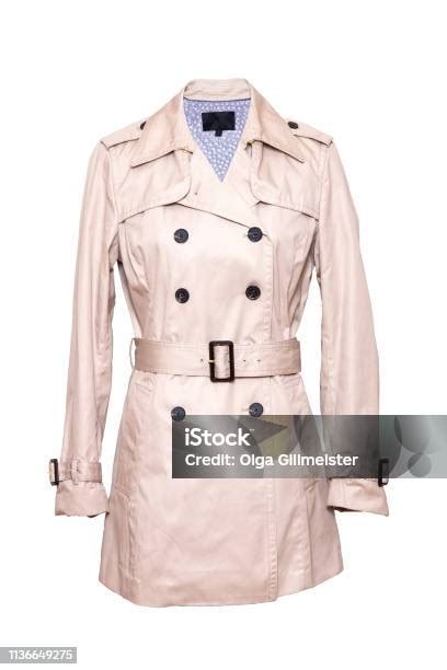 고립 된 여자 코트 흰색 배경에 고립 된 마네킹의 고급 스 럽 고 세련 된 우아한 여성 베이 지 트렌치 코트 봄 패션 2019