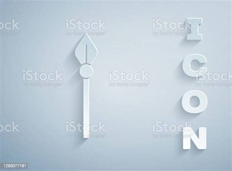 종이 회색 배경에 고립 된 중세 창 아이콘을 잘라 중세 무기 종이 아트 스타일 벡터 3차원 형태에 대한 스톡 벡터 아트 및 기타