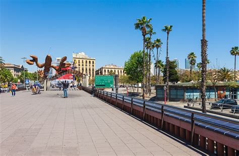 바르셀로나 스페인4 월 21 일 바르셀로나 스페인 21 Aplril 2017에에서 대로 람블라 근처 산책로 해안가 보기 유명한 관광 목적지와 비즈니스 문화 센터입니다 밝고