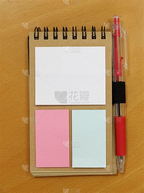 贴在螺旋笔记本上的空白便利贴