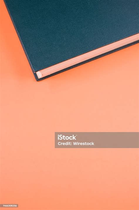 주황색 표면에 있는 녹색 하드커버 책의 근접 촬영 텍스트를 위한 공간 0명에 대한 스톡 사진 및 기타 이미지 0명 공부 교육 Istock