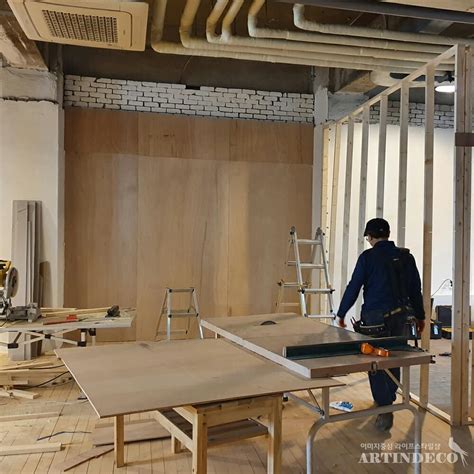 아트인데코 오늘은 창고 겸 작업 공간으로 사용할 공간의 가벽 설치 공사 사진을 피드해요 쉬운