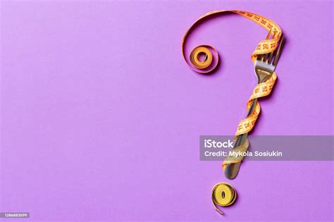 보라색 배경에 물음표 의 형태로 포크와 측정 테이프의 상단 보기 과식 개념 및 복사 공간 물음표에 대한 스톡 사진 및 기타 이미지 물음표 보라색 0명 Istock