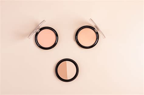 베이지 색 배경에 서로 다른 톤의 장식 화장품의 컴팩트 한 파우더 3 개의 우아한 팩 상의 View 화장품 포장 샘플 0명에 대한 스톡 사진 및 기타 이미지 Istock