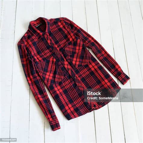 흰색 나무 바탕에 빨간색과 검은 색 체크 무늬 셔츠 평면도 0명에 대한 스톡 사진 및 기타 이미지 0명 개념 개체 그룹 Istock