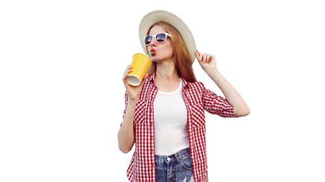여름 밀짚 모자를 쓰고 신선한 주스를 마시는 젊은 여성의 초상화 흰색 배경에 고립 된 체크 무늬 셔츠 20 29세에 대한 스톡 사진 및 기타 이미지 Istock