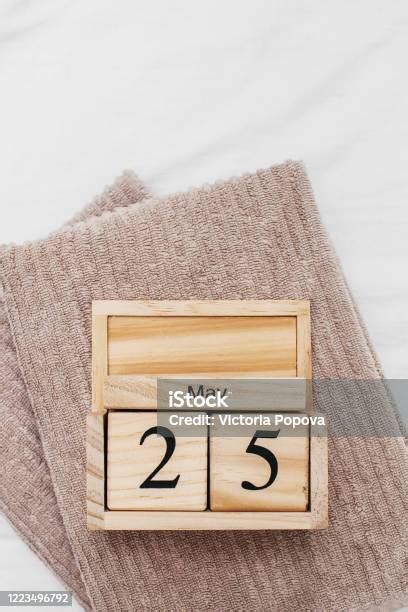 흰색 침구에 플랫 레이 회색 테리 수건과 5 월 25 일의 날짜와 나무 달력 수건 하루 공간을 복사합니다 25에 대한 스톡 사진 및 기타 이미지 Istock