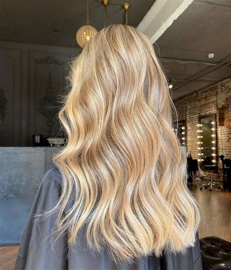 Gentle And Rich Honey Blonde Hair Color To Add Some Sweet Shine To Your