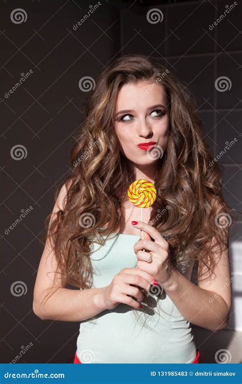La Jolie Fille Mange La Sucrerie Douce De Lucette De Sucrerie Image