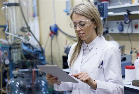 Premium Photo Female Scientist Using Tablet Computer In The Lab