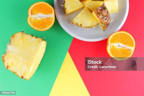 파인애플과 흰색 접시 다진된 파인애플 및 절반 오렌지 색 바탕에 오렌지의 조각 열 대 과일 샐러드 팝 아트 0명에 대한 스톡 사진 및 기타 이미지 Istock
