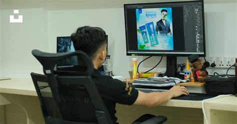 컴퓨터 모니터 앞 책상에 앉아 있는 남자 사진 Unsplash의 무료 가구 이미지