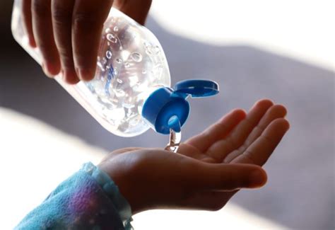 Salud Uso De Gel Antibacterial Primordial Para Romper Cadena De