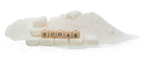 정제된 설탕 더미에 설탕 알파벳 문자 단어 구슬 달콤한 음식 음료를 줄이기 위한 당뇨병 개념 감미료 종류에 설탕 문자 단어 흰색 배경 격리 0명에 대한 스톡 사진 및 기타