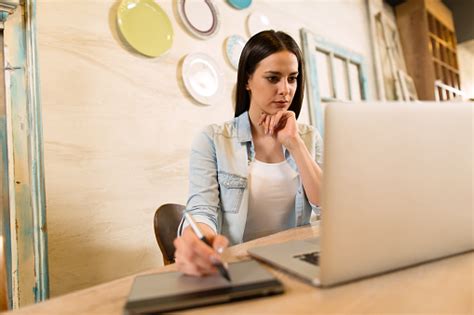 디지털 드로잉 태블릿 및 펜으로 작업하는 그래픽 디자이너 20 29세에 대한 스톡 사진 및 기타 이미지 20 29세 개발