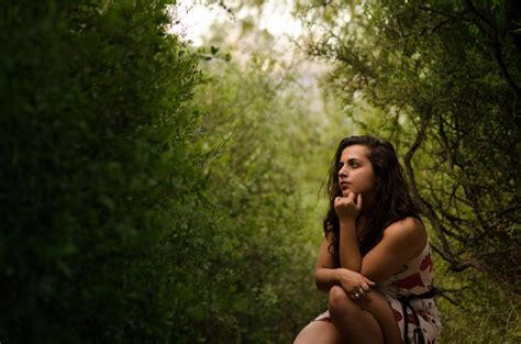무료 이미지 자연 여자 녹색 찬찬히 생각하다 방법 영감 아름다움 일몰 나무 소녀 우디 식물 잔디 레이디 잎 황야 숲 사진술 삼림지 햇빛