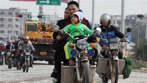 春节将至， 铁骑大军”又在上演，为何他们要开摩托车回家过年？农民工回家过年摩托车新浪新闻