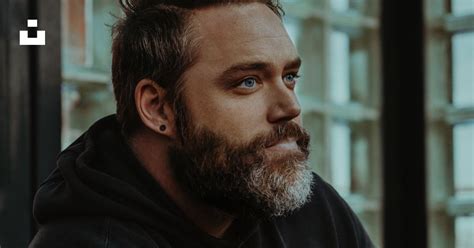 수염을 가진 남자 사진 Unsplash의 무료 포틀랜드 이미지