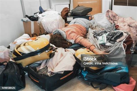 어려운 가족 여행 준비 아파트에서 집에서 많은 물건 옷 여행 가방 수하물을 풀고 포장합니다 많은 패키지 가방 혼란 무질서 휴가 여행 여행을위한 모임 혼돈에 대한 스톡 사진