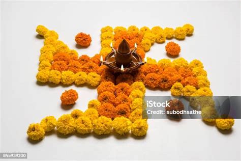 만 자 라는 힌두교 길 조 기호 또는 금 잔 화 꽃zendugenda 프 디 왈 리 Diya를 사용 하 여 만든 Swastik 포토 찰 흙 램프 디 왈 리pongalonam