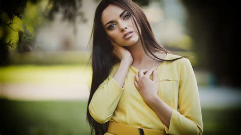 Картинки алина в жёлтом портрет обои 1920x1080 картинка №111949