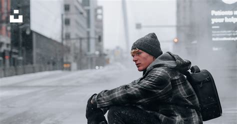 검은 가죽 재킷과 회색 콘크리트 바닥에 앉아 검은 바지를 입은 남자 사진 Unsplash의 무료 건물 이미지