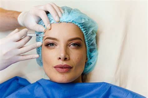 코 턱 광대뼈 사원의 부피와 모양을 교정하기 위한 이마 윤곽 플라스틱주입 화장품 젊어지게 하는 얼굴 트리트먼트 의료 클리닉의 성형 수술 25 29세에 대한 스톡 사진 및