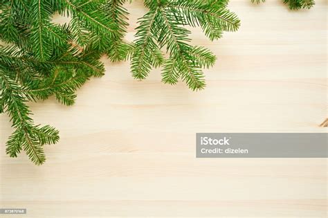 크리스마스 배경 장식 플랫 전나무 나무 가지는 나무 질감에 누워 빈 공간을 가진 최고의 볼 수 있습니다 0명에 대한 스톡 사진 및 기타 이미지 Istock