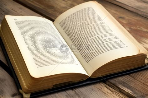 放在木桌上的书高清图片下载 正版图片600327890 摄图网