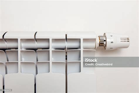 흰색 벽에 매달려있는 흰색 난방 라디에이터 가까이보기 중앙 난방 시스템 난방은 점점 더 비싸지고 있습니다 에너지 위기 공간을