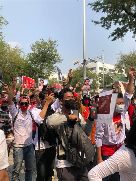 Dvb ထိုင်းရောက်မြန်မာများ ဘန်ကောက်ရှိ ယူအဲန်သံရုံး နှင့် မြန်မာသံရုံးရှေ့တွင် ထပ်မံဆန္ဒပြ