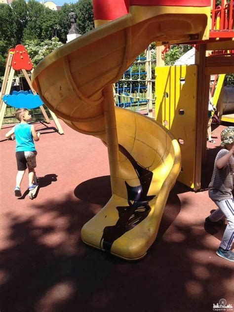 Акт вандализма на детской площадке У меня только один вопрос зачем Зачем портить детскую