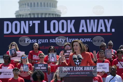 Долната камара на Конгреса в САЩ одобри законопроект за контрол върху оръжията след нападенията
