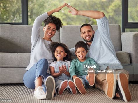 가정에서 보호 가족 안전 및 보살핌을 위해 아이들 위에 지붕이있는 행복한 가족 및 주택 보험 초상화 엄마와 아빠는 아이들을 사랑하고 함께 커버하고 바닥에 거실에서 미소를