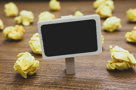 디자인 비즈니스 빈 복사본 공간 텍스트 광고 웹사이트 승진 절연 배너 템플릿 칠판 구겨진 종이 몇 가지 시도 하지 실수에 대 한 만족 나무 바닥 개념에 대한 스톡 사진 및