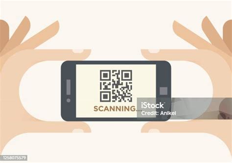 인간의 손에 Qr 바코드를 스캔 모바일 스마트 폰 개념 온라인 쇼핑 제품 정보 웹 사이트 Url 주소 로케이터 응용 프로그램 지불 소비주의 광고 가상 상점 Qr코드에 대한