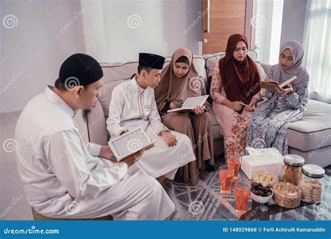 Quran Mu Ulmano Da Leitura Da Fam Lia Junto Na Sala De Visitas Foto De Stock Imagem De Casa