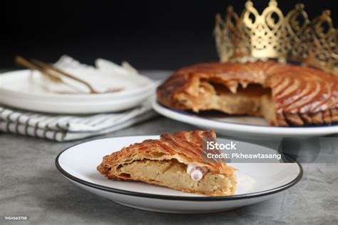 전통적인 프랑스 갈레트 데 루아 또는 킹 케이크의 컷 조각 내부에 페브가 들어 있습니다 후식 파이에 대한 스톡 사진 및 기타