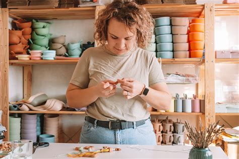 책상 위에 나무의 자연적인 안전 액세서리를 만드는 여자 에코 스타일 스트링 구슬 덜컹 거리는 장식이있는 이빨 장난감 30 34세에 대한 스톡 사진 및 기타 이미지 Istock