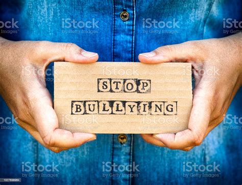 여 자가 손을 들고 블랙 알파벳 스탬프에 의해 왕 따 중지 단어로 골 판지 카드 검은색에 대한 스톡 사진 및 기타 이미지 검은색 고무도장 괴롭힘 Istock